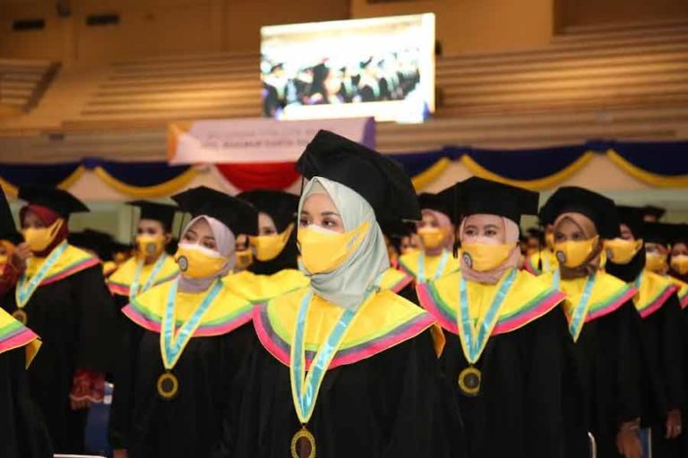 Wisuda Offline Pertama Pandemi, Rektor Minta Wisudawan jadi Smart ...