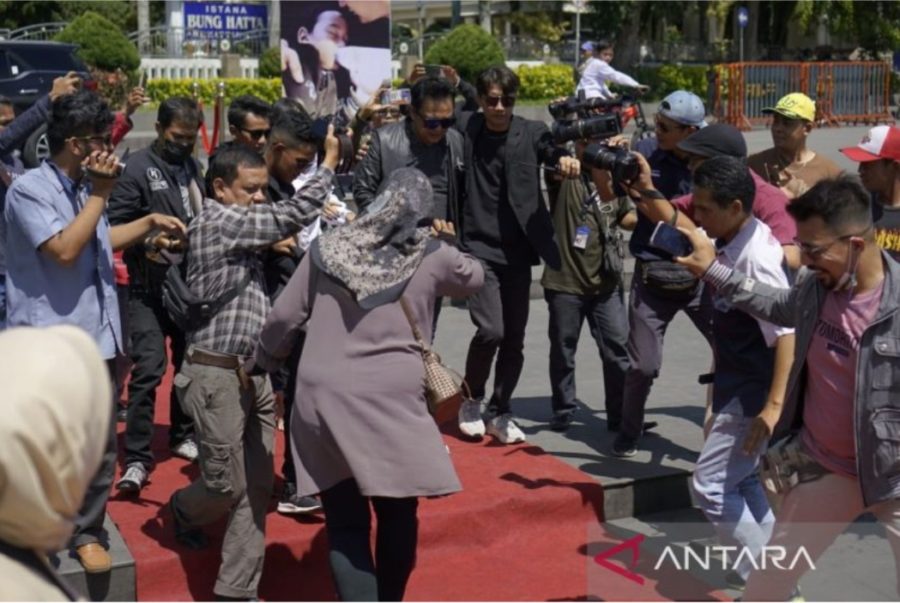 Penata Rias Terkenal Gusnaldi Jajal Dunia Tarik Suara | Pilar.ID