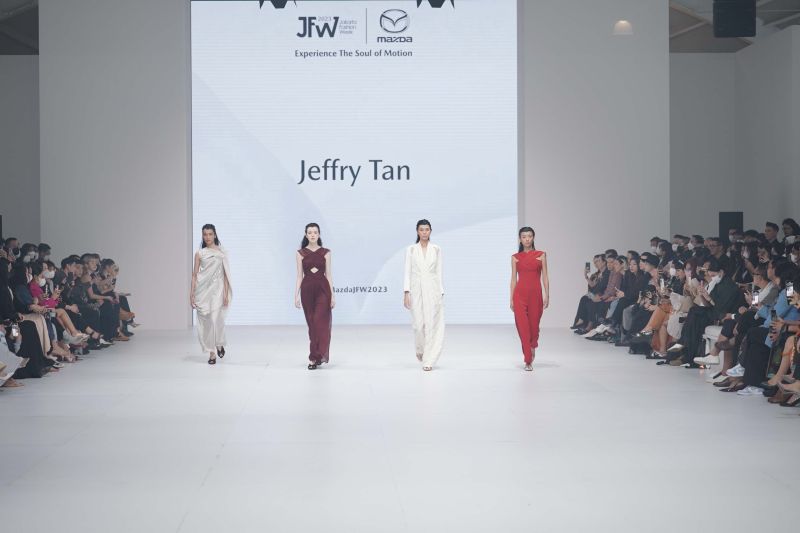 Jakarta Fashion Week 2023, Kolaborasi Mazda dan Dua Perancang Busana ...