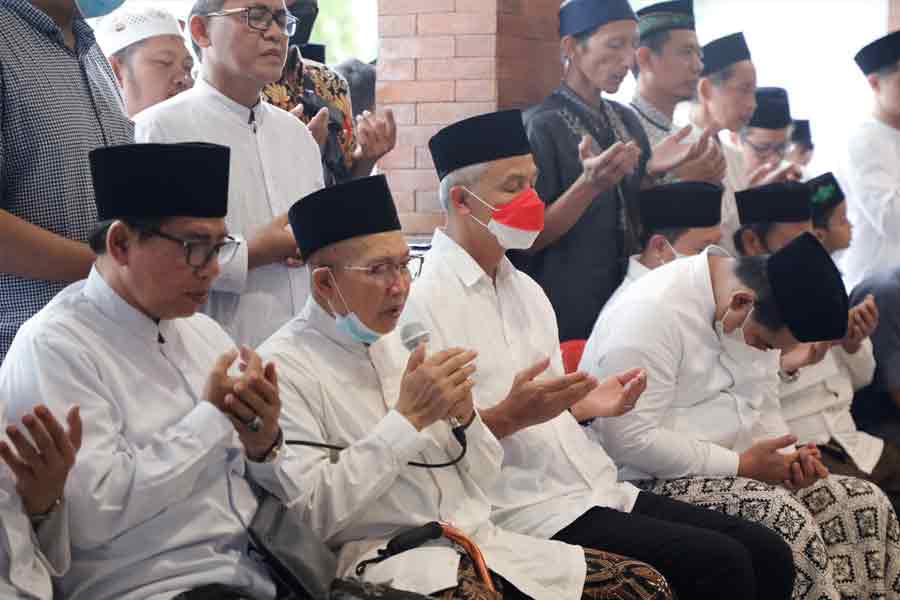 Kenang KH Muhammad Dian Nafi’, Ganjar: Beliau Sosok Moderat dan Dekat ...