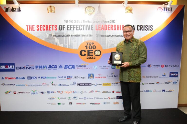 Dirut Bank Kalbar Raih The TOP CEO dari 100 CEO 2022 | Pilar.ID