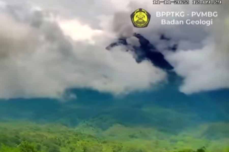 Gunung Merapi Kembali Keluarkan Awan Panas ke Arah Barat Daya | Pilar.ID