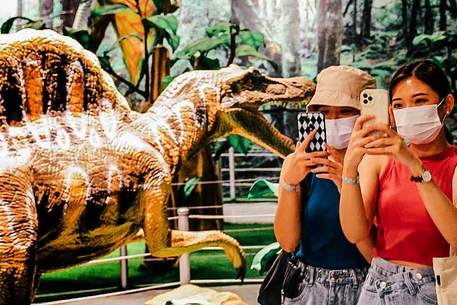 Wah, Ada Dinosaurus dan Taman Trampolin di BG Junction Surabaya! | Pilar.ID