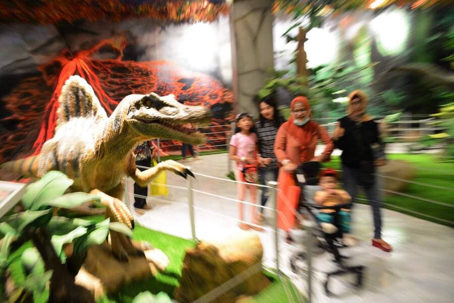 Wah, Ada Dinosaurus dan Taman Trampolin di BG Junction Surabaya! | Pilar.ID