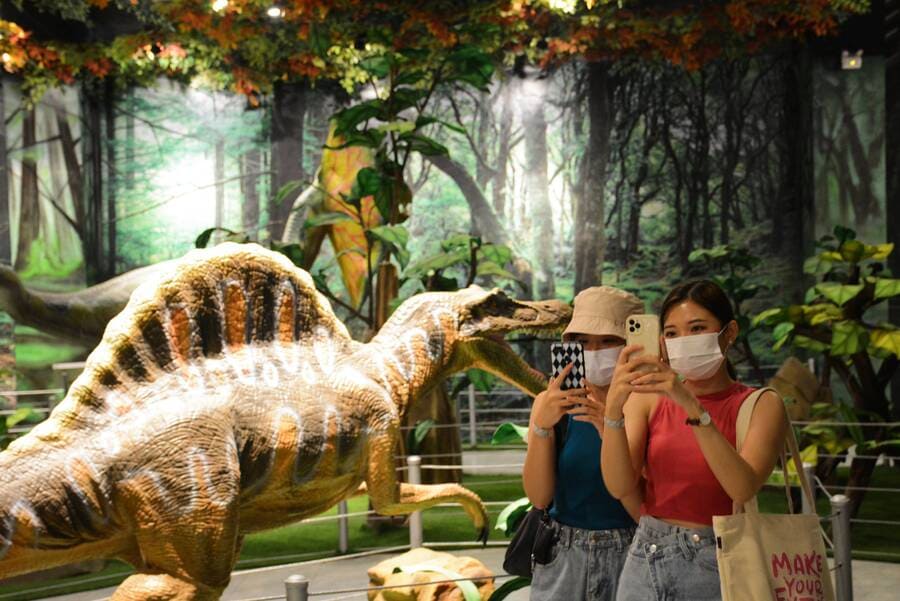 Wah, Ada Dinosaurus dan Taman Trampolin di BG Junction Surabaya! | Pilar.ID
