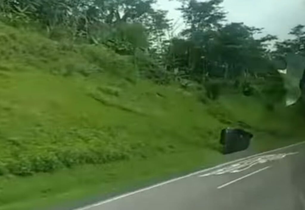 Viral Video Mobil Toyota Innova Tabrak Tebing di Tol Semarang-Solo ...