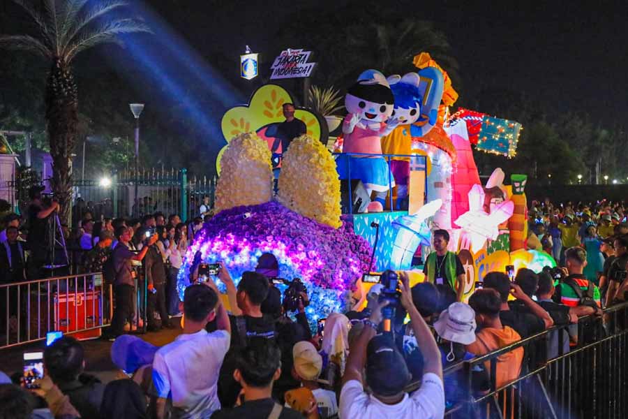 Warga Antusias Sambut Tahun Baru 2024 di Jakarnaval Malam Muda Mudi ...