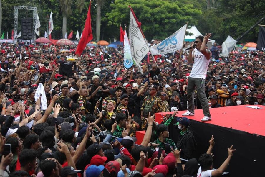 Slank Bikin Panas Hajatan Rakyat Ganjar Pranowo di Bandung | Pilar.ID
